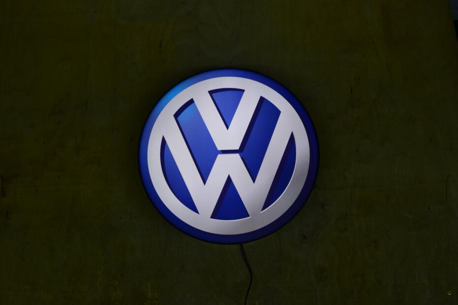 Illuminated 3D LED Volkswagen Logo 50-80 CM Advertisement - LedWords ...